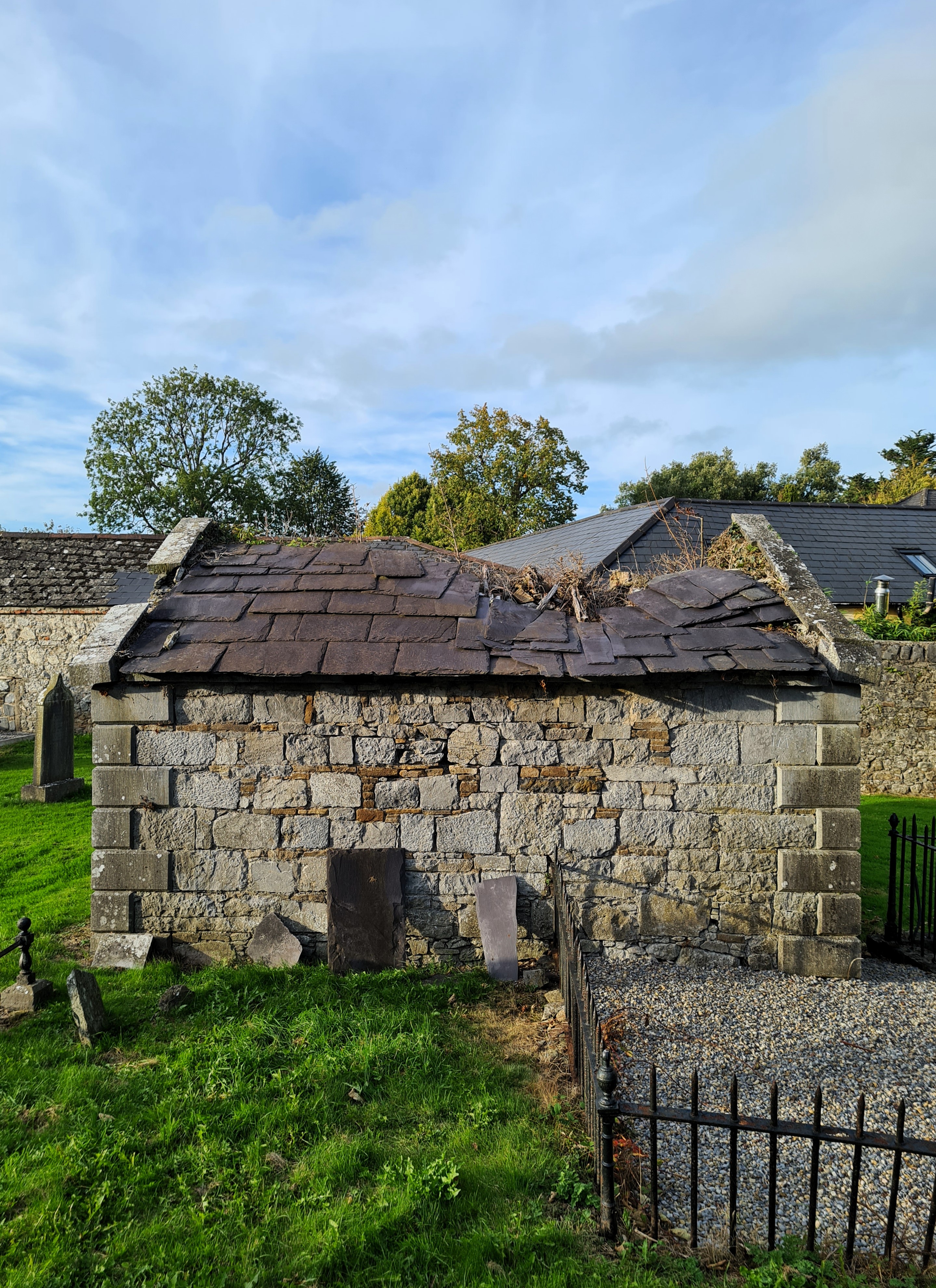 The Tomb of the Unknown Family « The Irish Aesthete